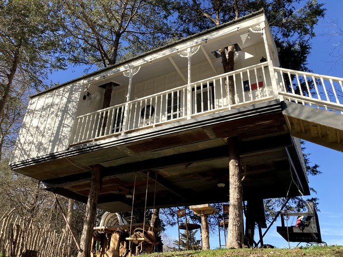 Yellowstone Treehouse, Tree Houses, Forestburg, United States of ...