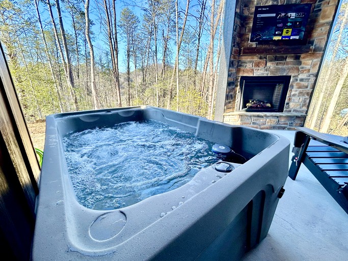 A Romantic Escape One Level Mid Century Modern | Sevierville, Tennessee ...