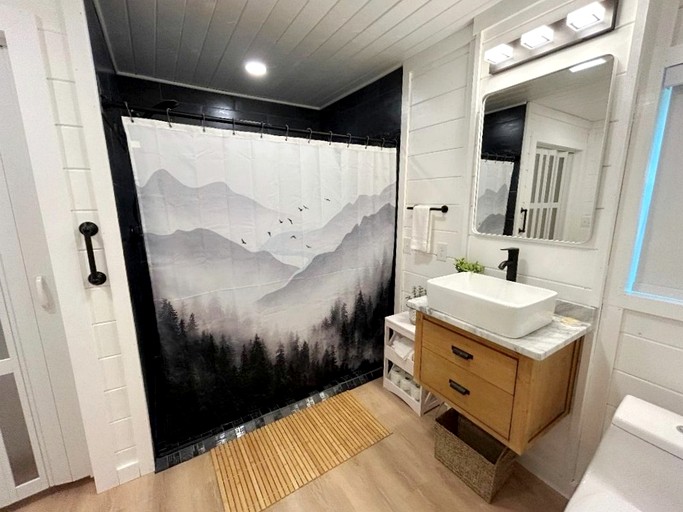 A Romantic Rendezvous 1 level honeymoon cabin | Sevierville, Tennessee | Glamping Hub