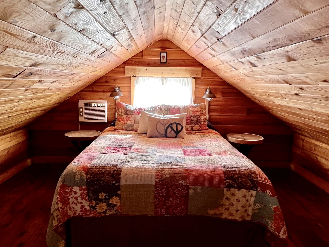Red Roof Retreat Cabin, Log Cabins, Goreville, United States of America ...