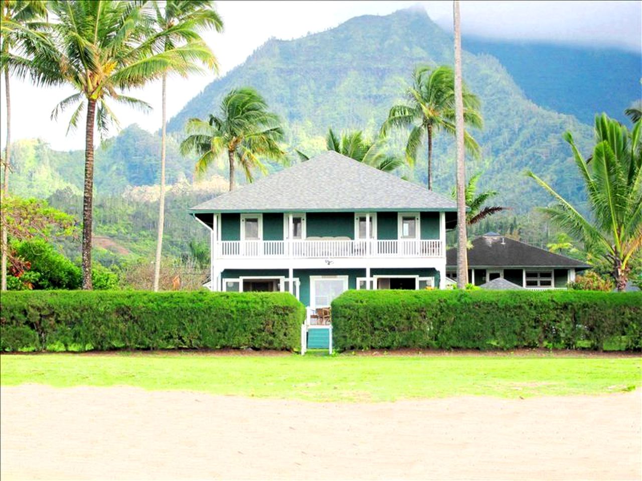 Fabulous Beachfront 5 Bedroom Hanalei Plantation Estate! | Hanalei, Hawaii | Glamping Hub