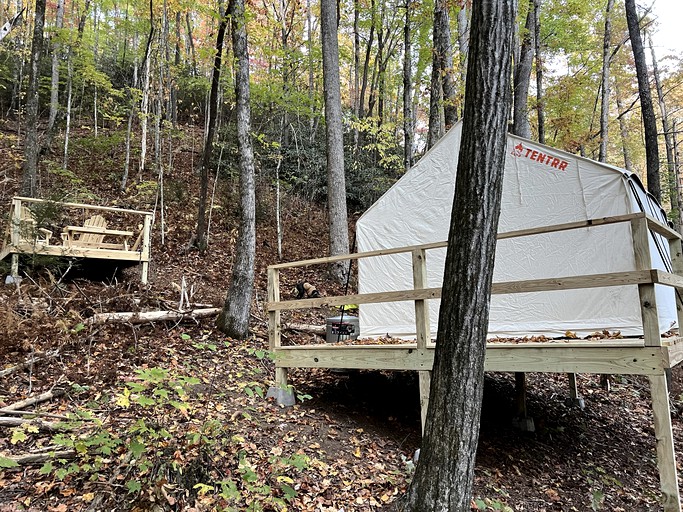 Off-Grid Tent with Mountain Views next to the Gorges State Park