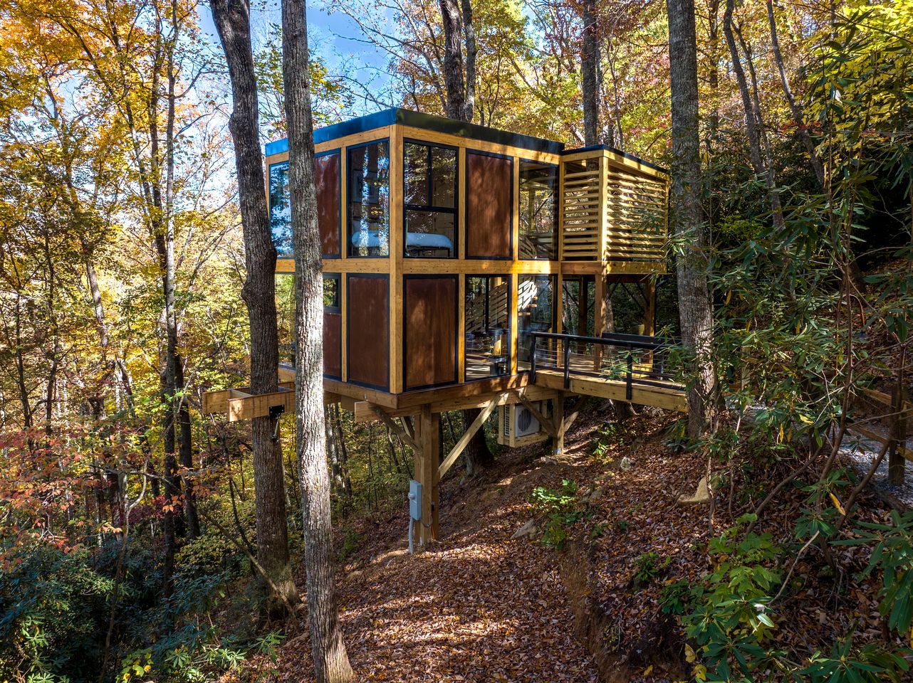 The Cūbus Treehouse | Highlands, North Carolina | Glamping Hub