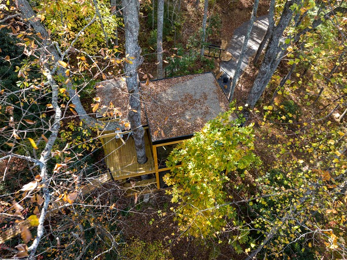 The Cūbus Treehouse | Highlands, North Carolina | Glamping Hub